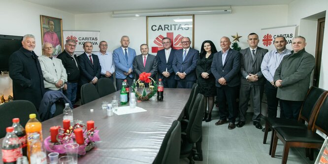 Kryetari Aliu me rastin e festës së Krishtlindjeve vizitoi Kishën ...