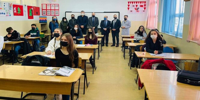 Vendosen ekranet për mësim në shkollën “Tefik Çanga” të Ferizajt ...