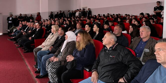 Në 25 vjetorin e daljes publike të UÇK-së në fshatin Drenoc u shfaq ...