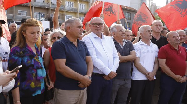 Me protestë gjithëpopullore në Ferizaj u kërkua lirimi i luftëtarit të ...