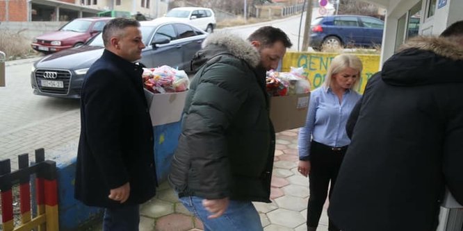 Kryetari Jashari së bashku me bashkatdhetarin Ilir Sinani dhe reperin ...