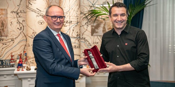 Kryetari Aliu, është mirëpritur nga Kryebashkiaku i Tiranës, Erion ...