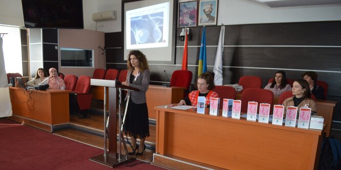 Në Malishevë mbahet debati “Bashkë kundër kancerit të gjirit” - Radio ...