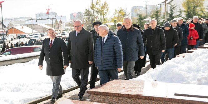 Kryetari Aliu uron me rastin e ditës së Flamurit - Radio Kosova e Lirë Kryetari Aliu uron me rastin e ditës së Flamurit - Radio Kosova e Lirë