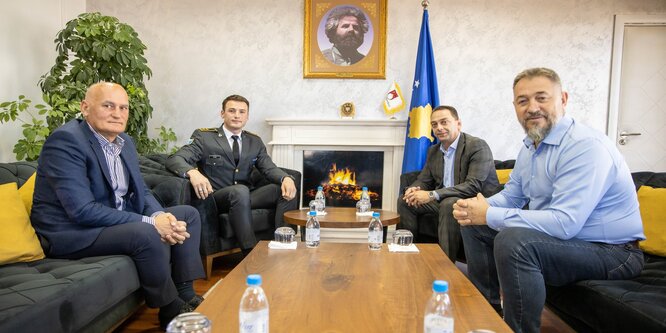 Kryetari Nura ka mirëpritur në takim oficerin e Forcës së Sigurisë së ...