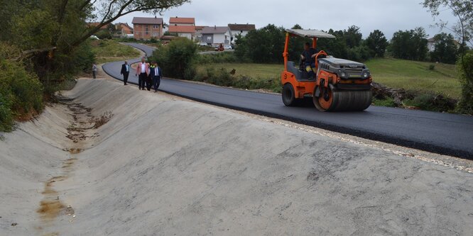 Asfaltohen edhe 700 metra rrugë në Bellanicë Të Malishevës - Radio ...