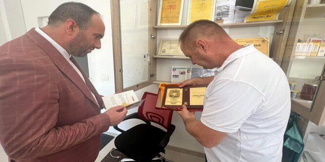 Drejtori Bajrami vizitoi një nga bletarët më të mirë Sylejman Halili ...