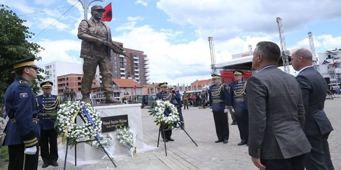 Kryetari Jashari, në 21 vjetorin e rënies heroike ka kujtuar dëshmorët ...