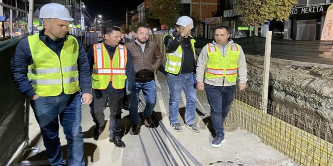 Kryetari Kastrati ende në teren, sheh nga afër punimet në rrugën ... Kryetari Kastrati ende në teren, sheh nga afër punimet në rrugën ...