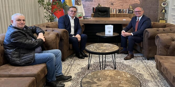 Kryetari Aliu ka pritur në takim famullitarin e ri të Kishës Katolike ...