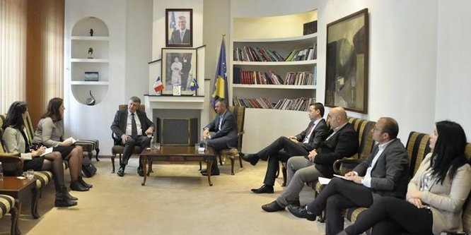 Ministri Shala priti ambasadorin e Francës Didier Chabert - Radio ...