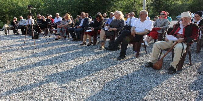 Në Han të Elezit mbahet takimi tradicional poetik “Eksodi, Bllaca 99 ...
