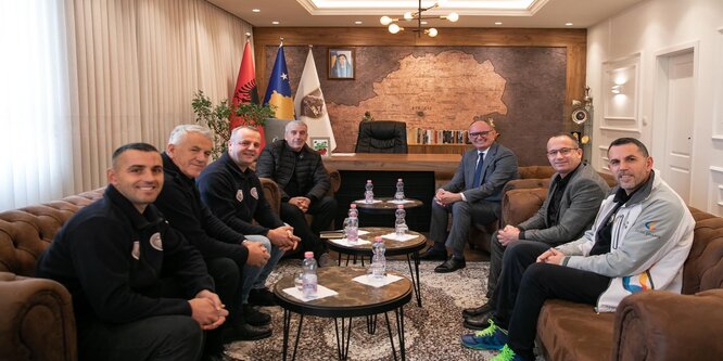 Kryetari Aliu ka pritur në takim drejtuesit e Shoqatës së Pedagogëve të ...