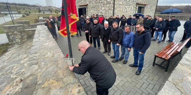 Në Kompleksin Përkujtimor të Dëshmorëve të Kombit në Gradish të komunës ...