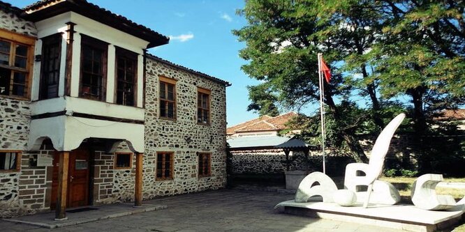 Kryetari Aliu uron 7 Marsin ditën e mësuesit - Radio Kosova e Lirë