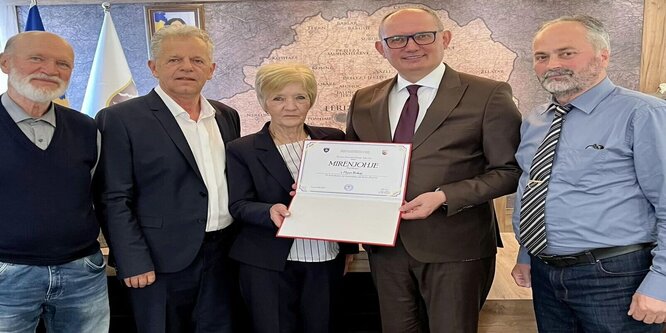 Kryetari Aliu në zyrën e tij ka pritur bashkëshorten e Hyzri Rekaj, znj ...