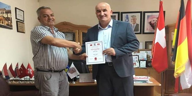 Shoqata “Vitia” në Gjenevë nderoi kryetarin Haliti me mirënjohje ... Shoqata “Vitia” në Gjenevë nderoi kryetarin Haliti me mirënjohje ...