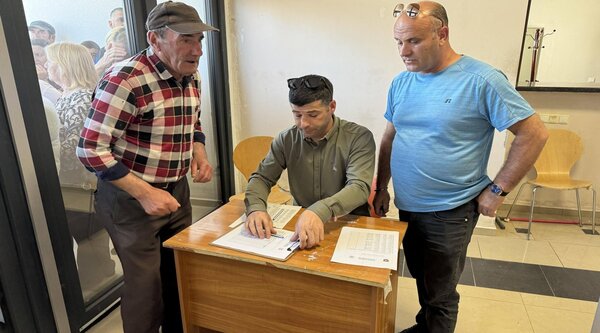 Shoqata Bamirëse “Jetimët e Ballkanit” ndihmojë, 80 familje me nga një pako ushqimore - Radio ...