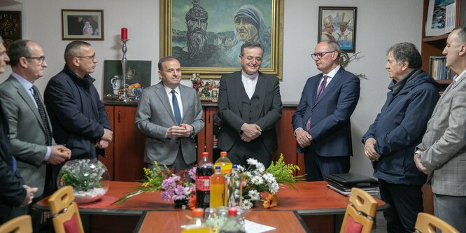 Kryetari Aliu vizitoi Kishën Katolike "Engjulli i Rojës" në Ferizaj ...