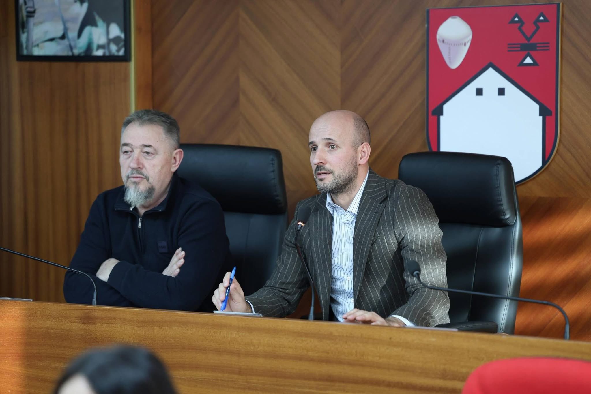 Kryetari Sami Lushtaku dhe Drejtori për Arsim, Kastriot Duraku, takuan ...