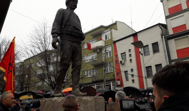 Sot në qendër të Gjilanit është zbuluar shtatorja e heroit të kombit ...
