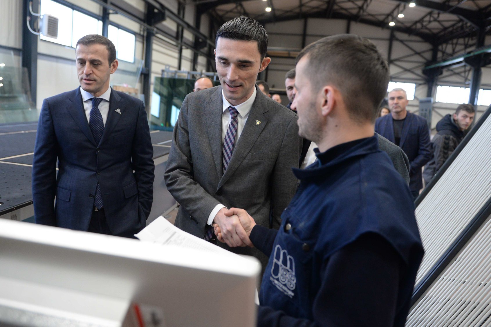 Ministri Endrit Shala vizitoi kompaninë “M-Technologie” - Radio Kosova ...