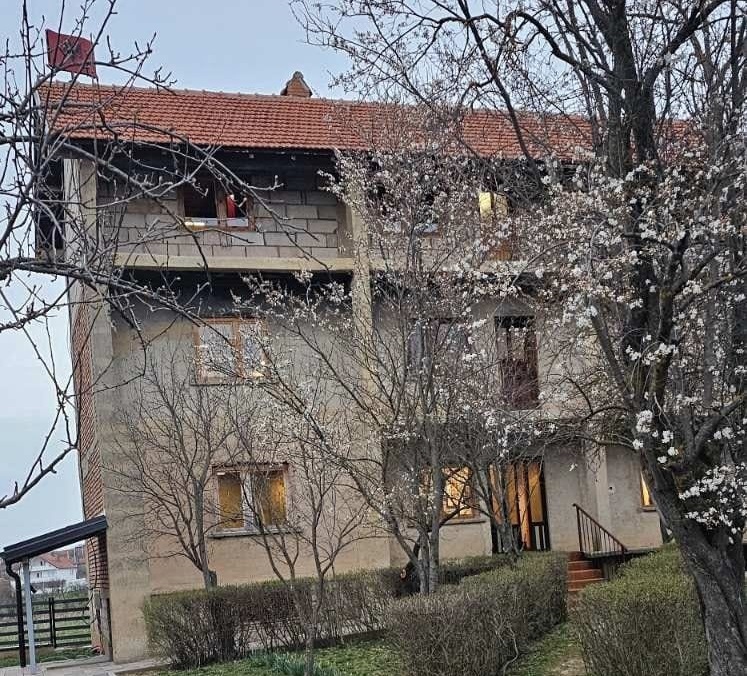 Fadil Muqolli: Pas 25 vitesh, përseri u ndezën dritat në shtëpinë tonë ...