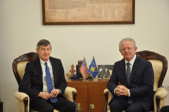 Ministri Skender Hyseni priti në takim ambasadorin amerikan Jacob ...