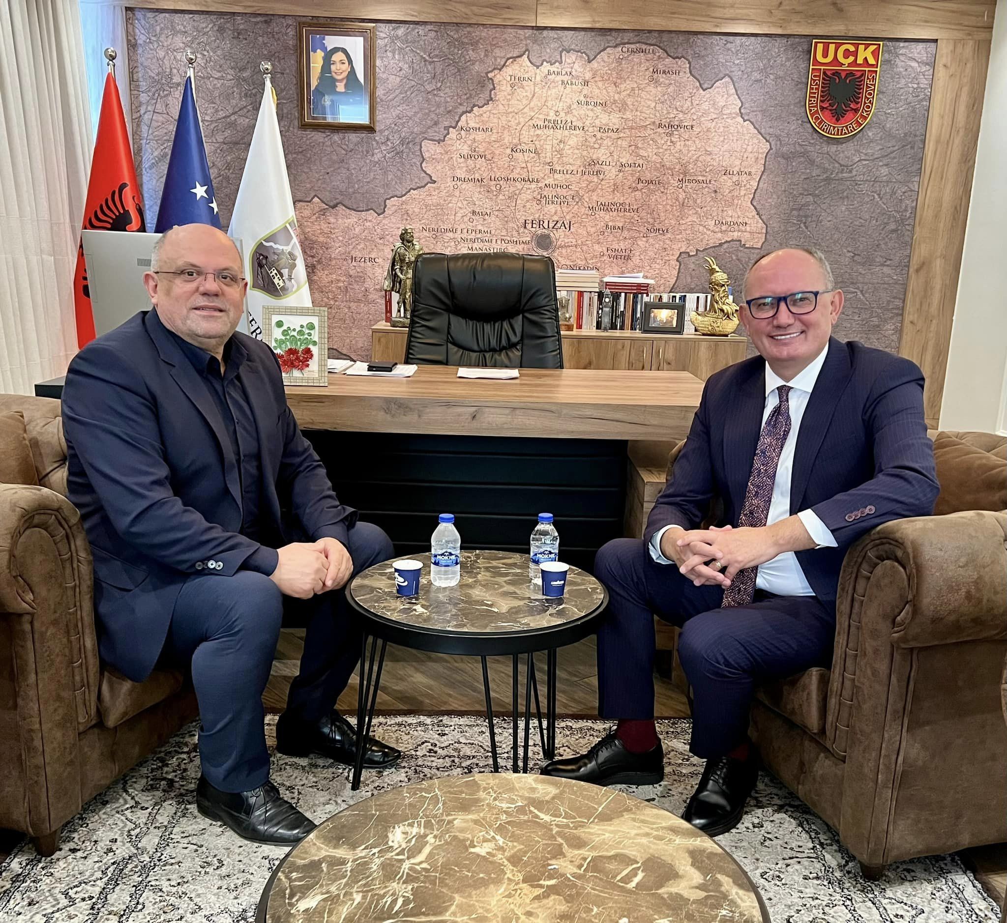 Kryetari Agim Aliu diskuton bashkëpunimet strategjike me diplomatin ...