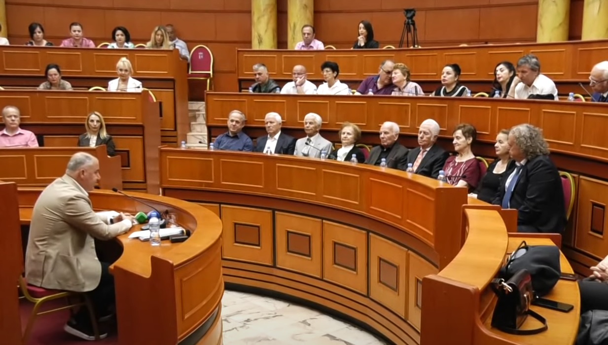 TEFTA CANI: NJË TAKIM MBRESËLËNËS NË DITËN E JETIMËVE NË BASHKINË E ...