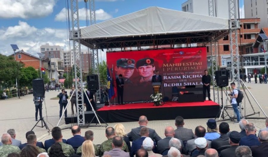 Në sheshin “Fehmi Lladrovci” në Drenas përurohen shtatoret e heronjve ...