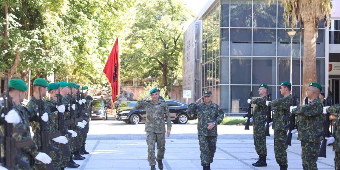 Komandanti i KFOR-it, Özkan Ulutash, ka biseduar me kreun e Mbrojtjes ...