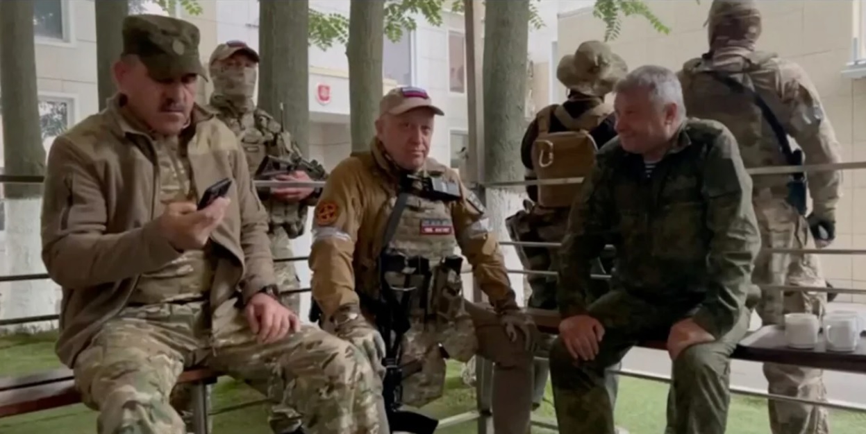 Komandanti i paramilitarëve, Jevgeny Prigozhin, me luftëtarët e tij, u ...